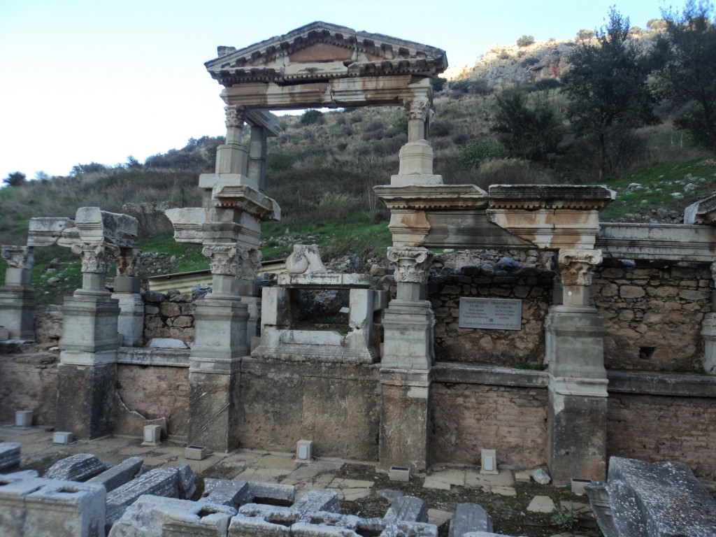 Efes-Hadrian Tapınağı – Efes Antik Kenti, Efes Harabeleri hakkında her şey